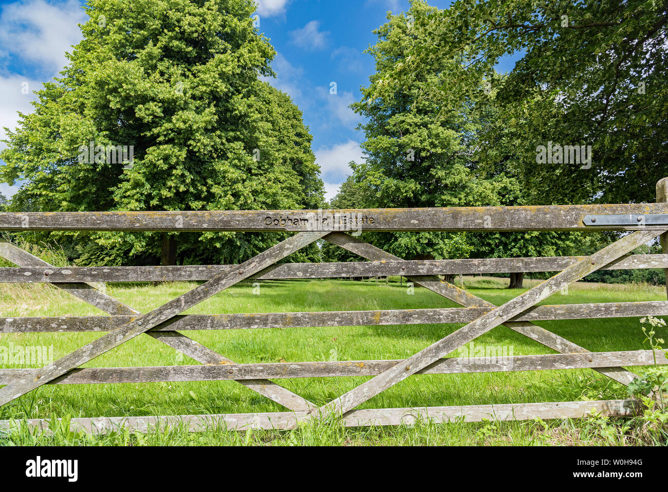 Country estate gates hi-res stock photography and images - Alamy