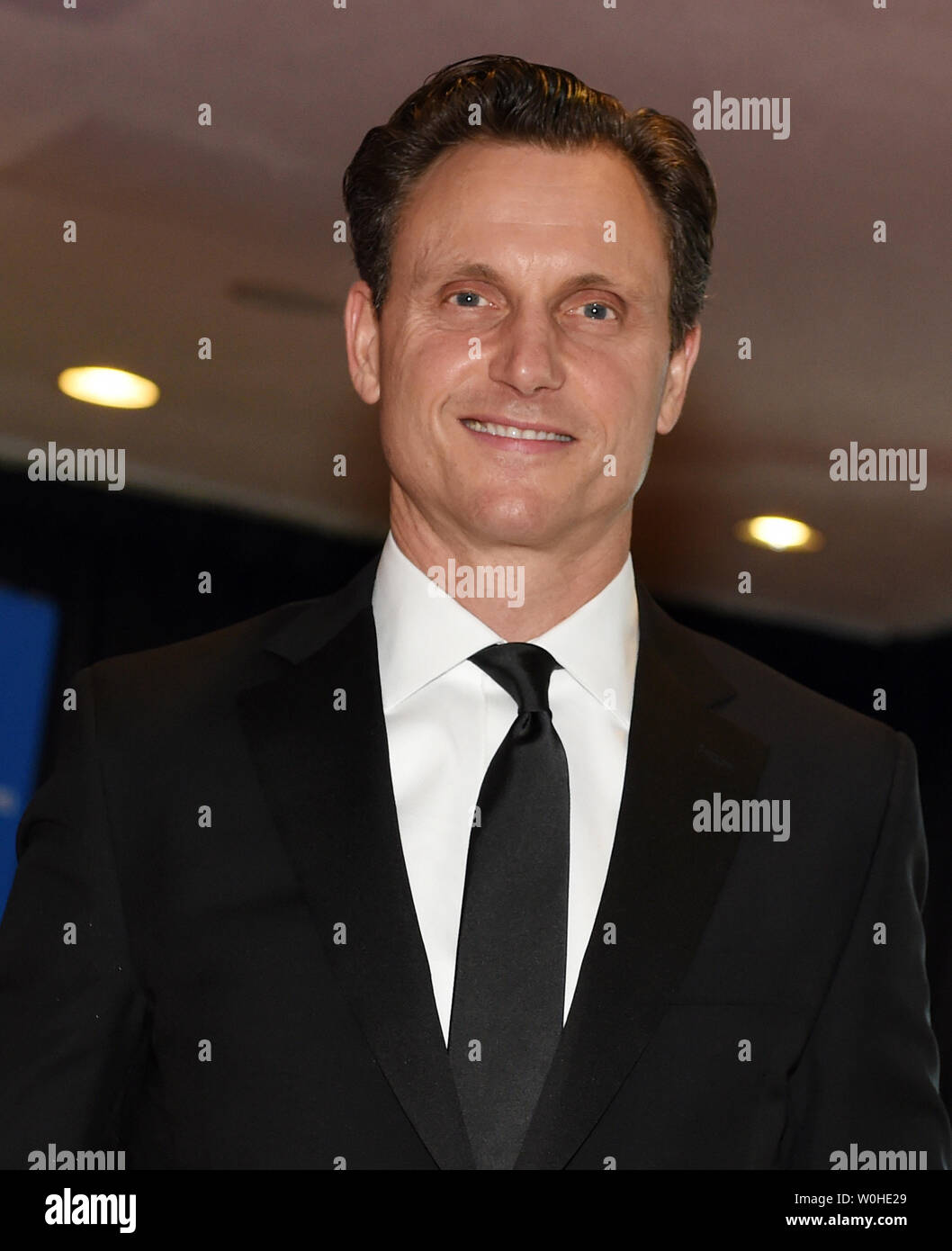 Actor Tony Goldwyn arrives on the red carpet at the White House ...