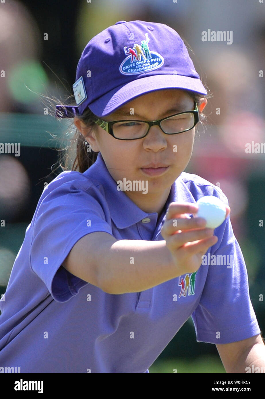 Jessica Guiser of Hartland, Wisconsin, lines up a putt during the 7-9 ...