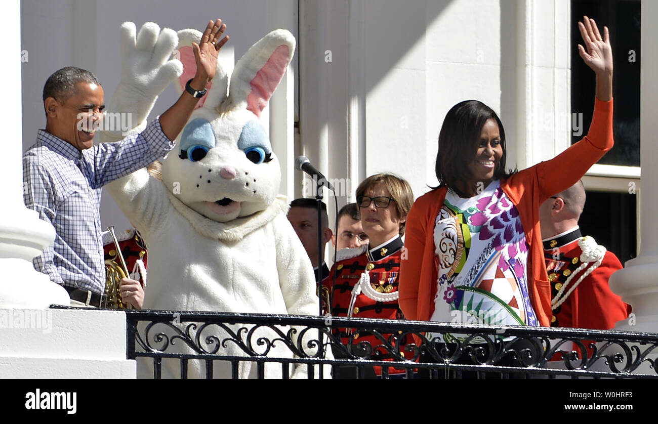 U.S. President Barack Obama (L), First Lady Michelle Obama (R) and the ...