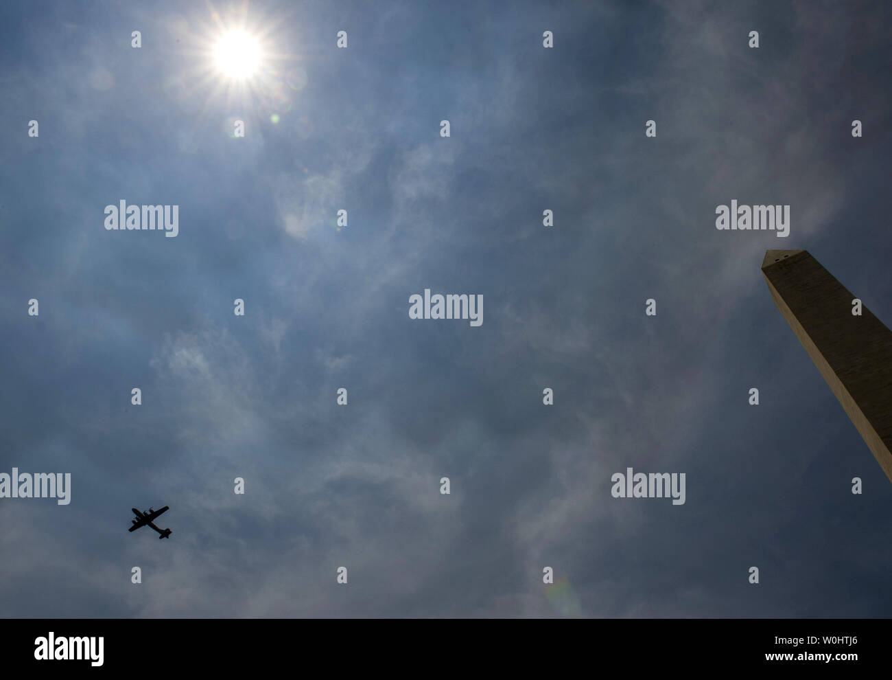 A World War II B-29 Superfortress flies past the Washington Monument ...
