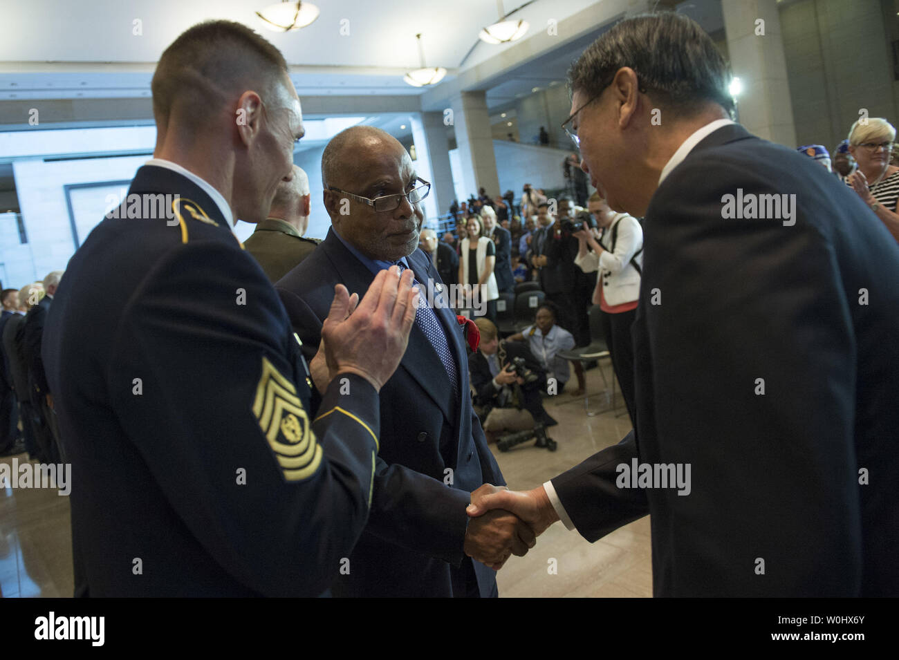 Army Sergeant Duery Felton Jr. shakes hands with Army Lieutenant ...