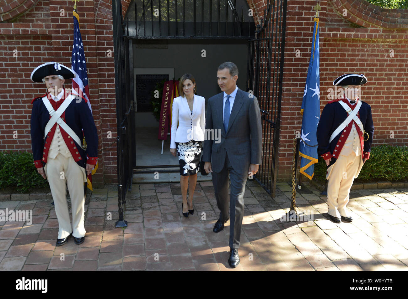 Colonial uniforms hi-res stock photography and images - Alamy