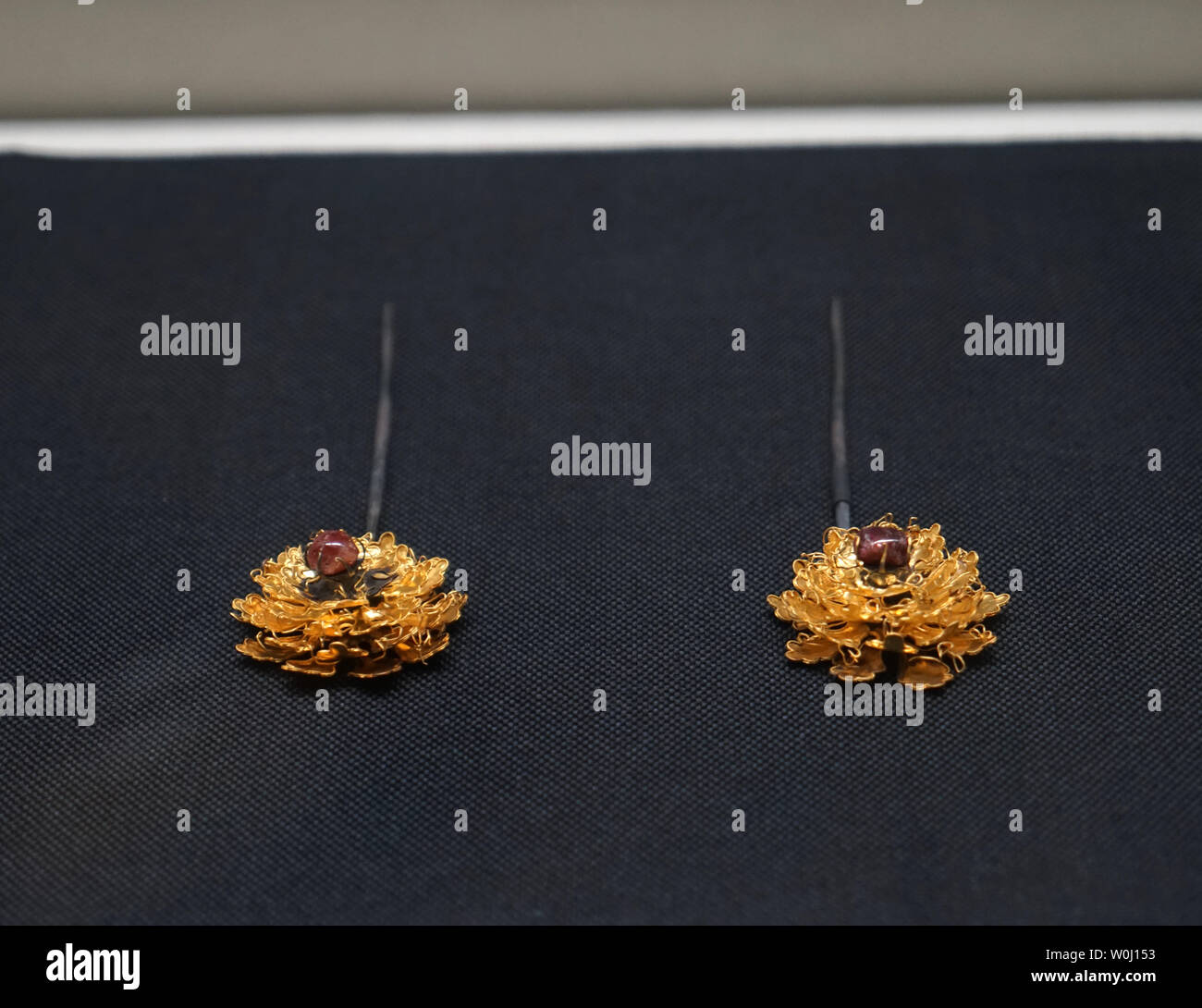Ming Dynasty gold and jade Stock Photo - Alamy