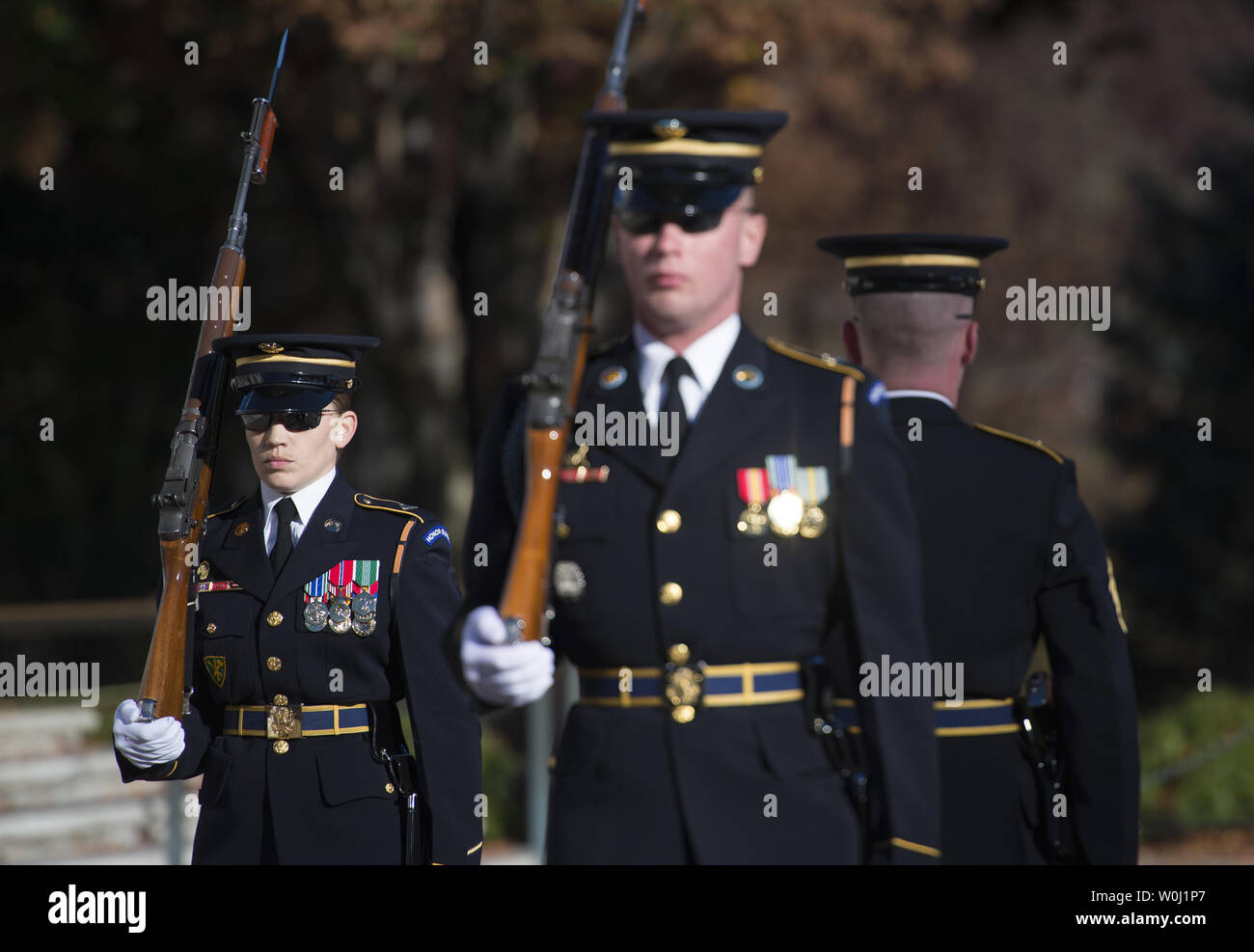 Tomb of the unknowns changing guard hi-res stock photography and images ...