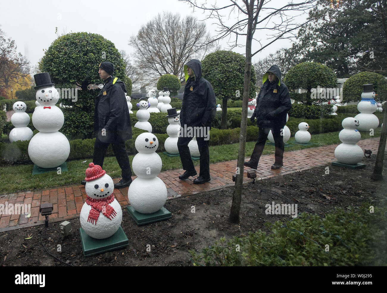 Secret Service agents walk past snowmen set up in the First Lady's ...