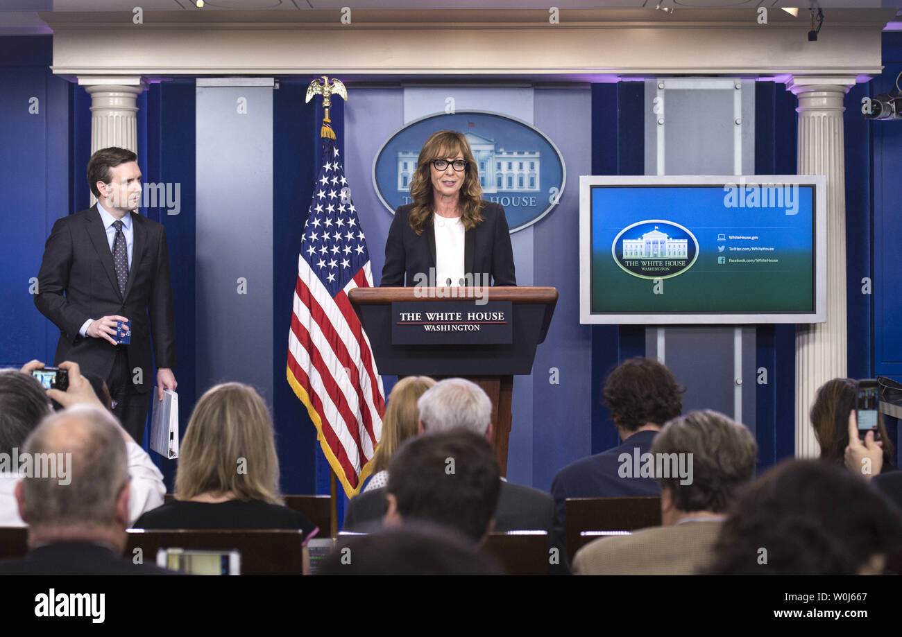 Allison janney west wing hi-res stock photography and images - Alamy