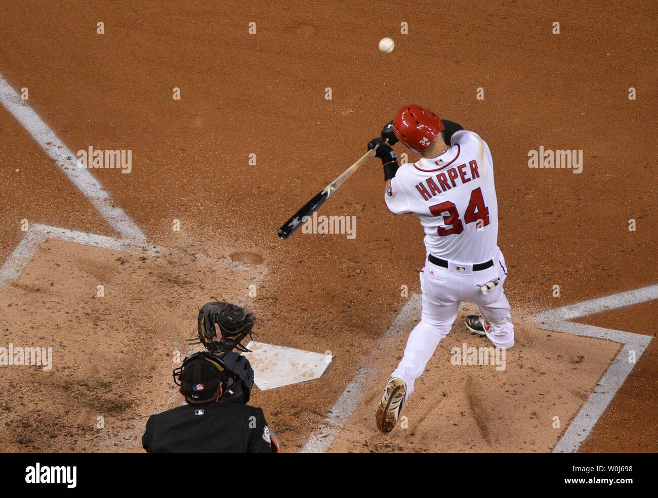 Washington Nationals right fielder Bryce Harper (34) strikes out ...