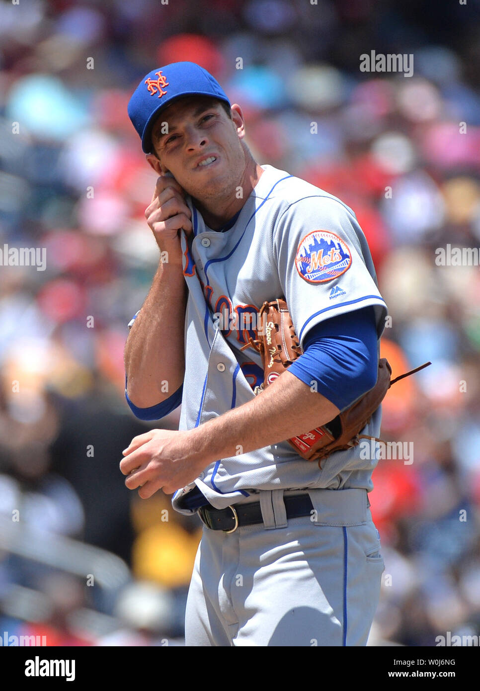 New York Mets starting pitcher Steven Matz (32) pitches wipes his face ...