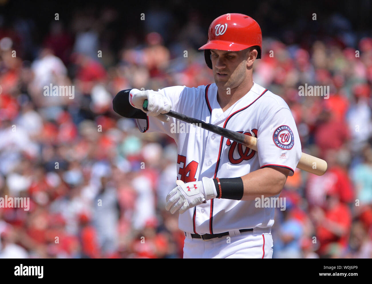 Washington Nationals right fielder Bryce Harper (34) enters the game in ...