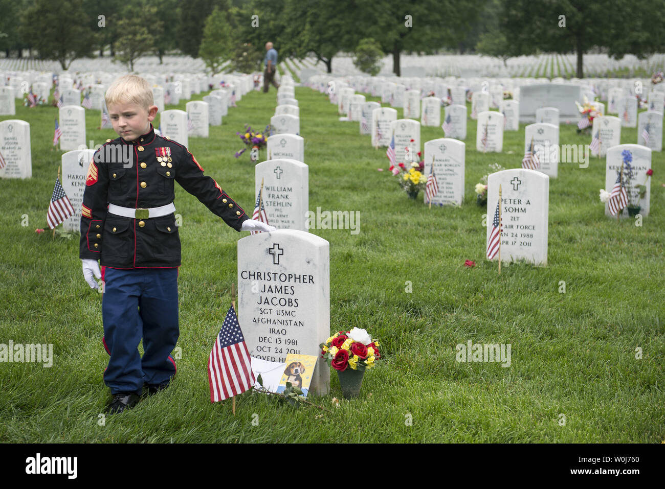Christian Jacobs, 5, visits the grave of his father Marine Sgt ...