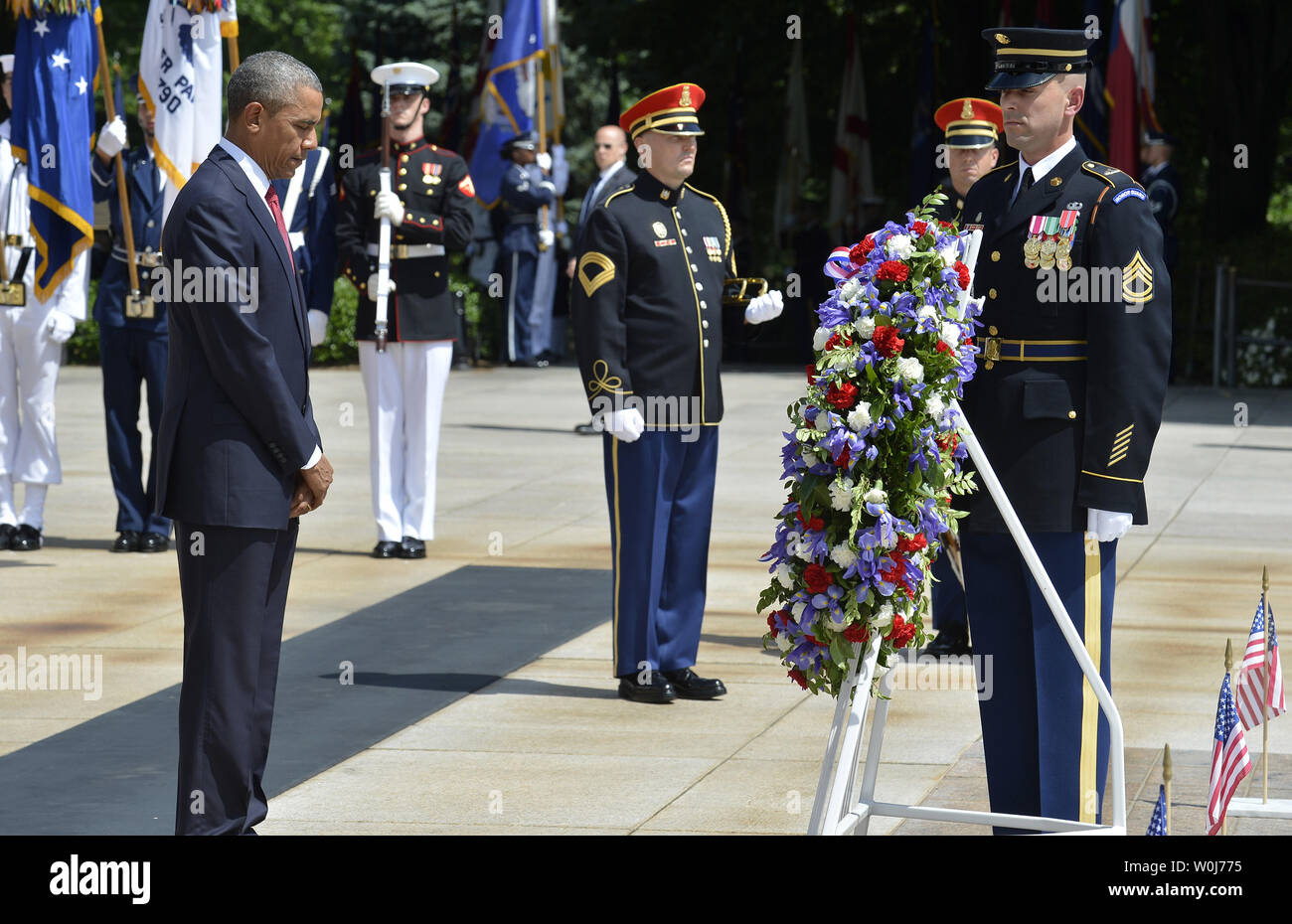 U.S.President Barack Obama (L) bows his head in silence after laying a ...