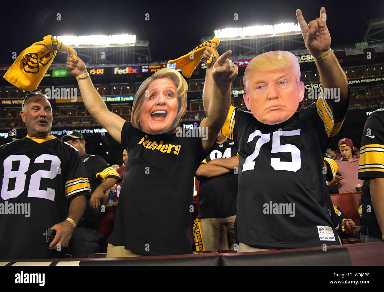 Pittsburgh steelers fans cheer in hi-res stock photography and images ...