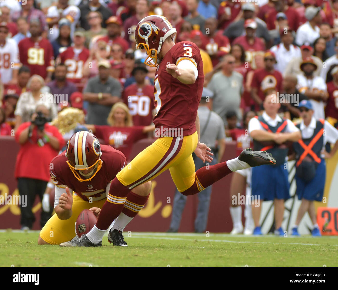Nfl field goal kick 2016 hi-res stock photography and images - Alamy
