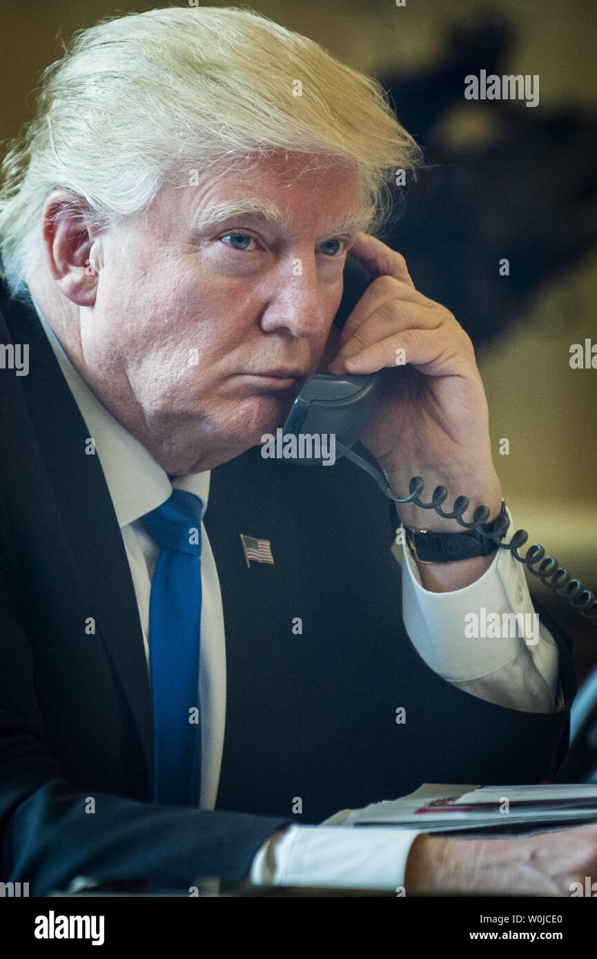 Putin trump telephone hi-res stock photography and images - Alamy