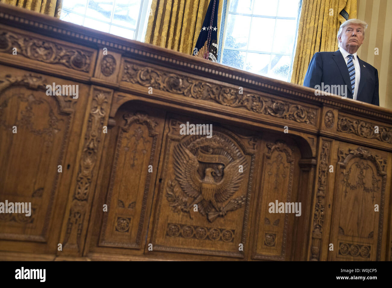 Trump oval office desk hi-res stock photography and images - Alamy