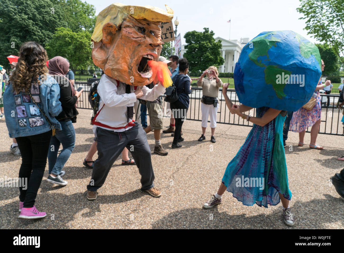 Paper mache heads hi-res stock photography and images - Alamy