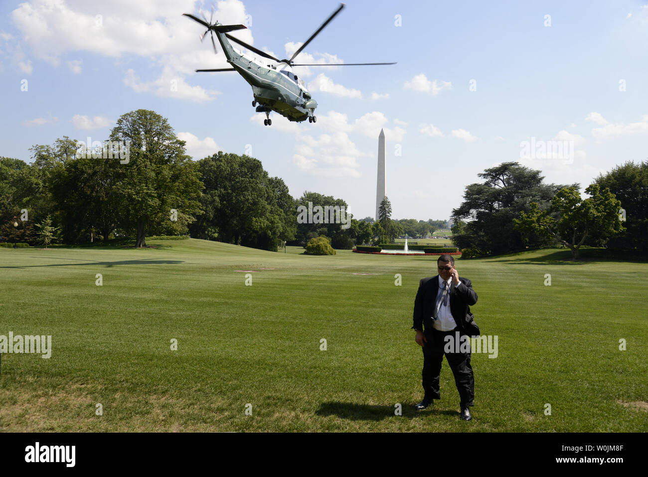 Helicopter lifting hi-res stock photography and images - Alamy