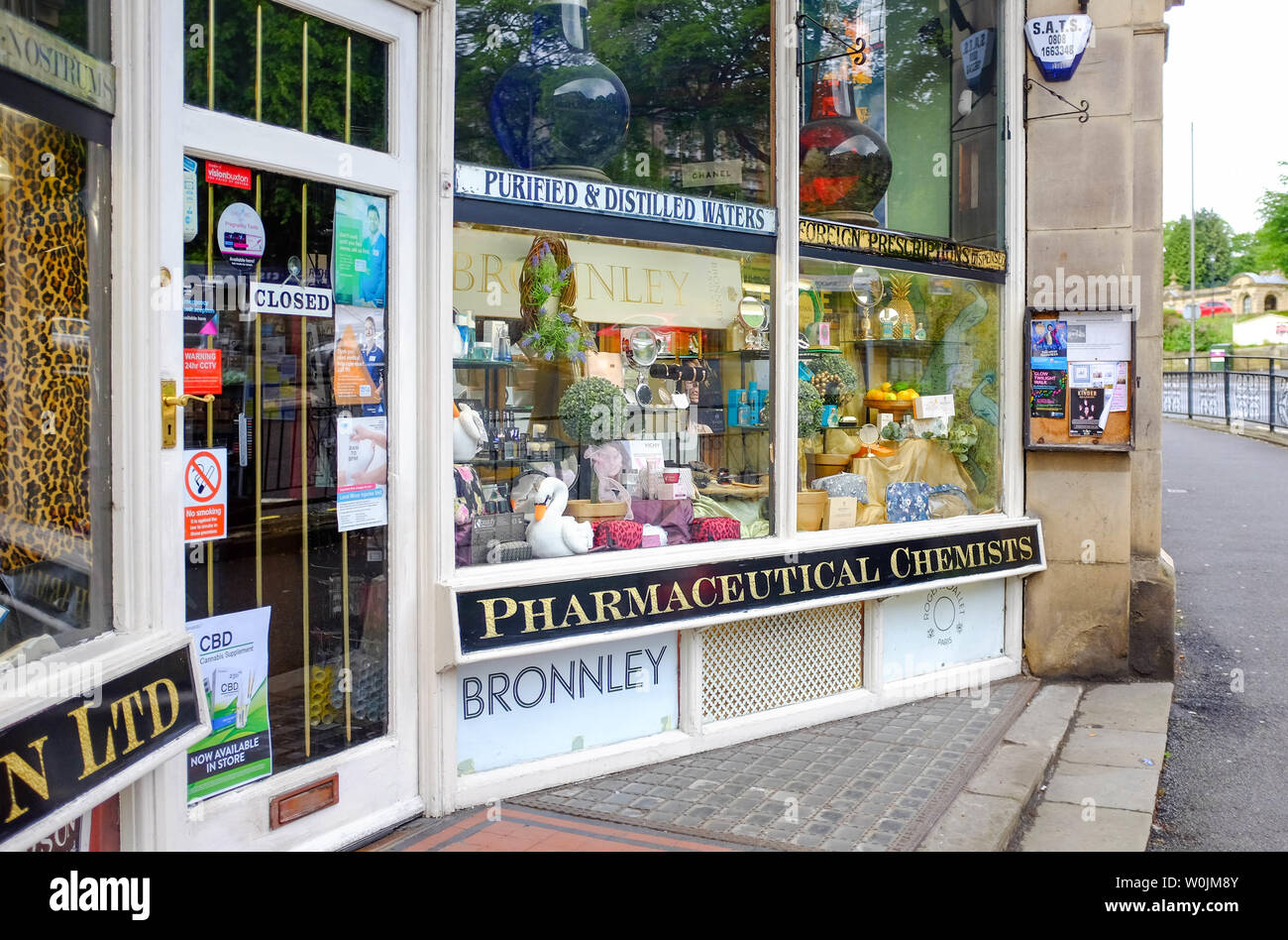 Pharmacie pharmacy chemists shop hi-res stock photography and images ...