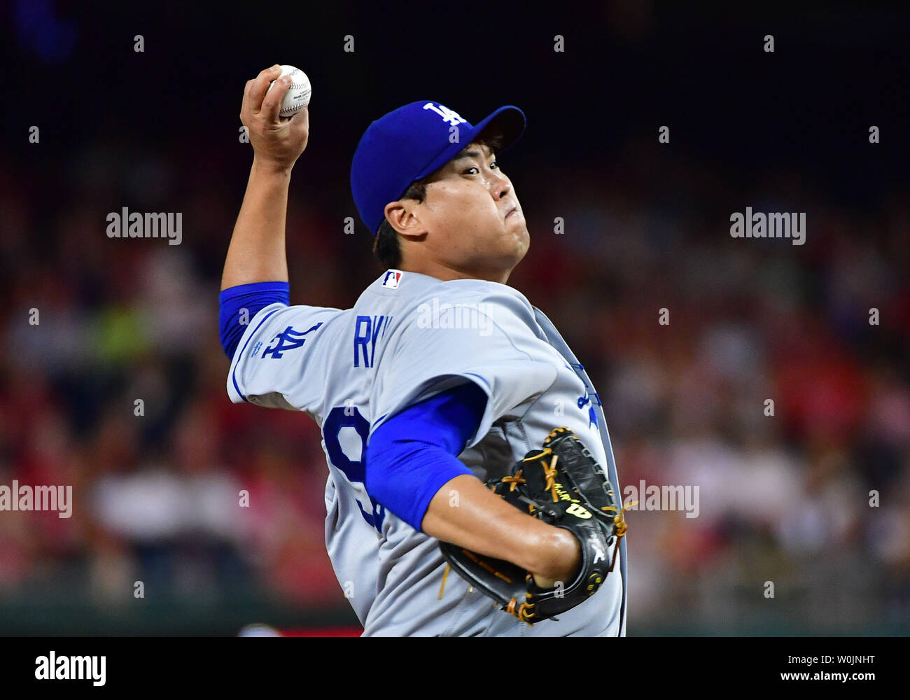 Los Angeles Dodgers starting pitcher Hyun-Jin Ryu (99) pitches against ...