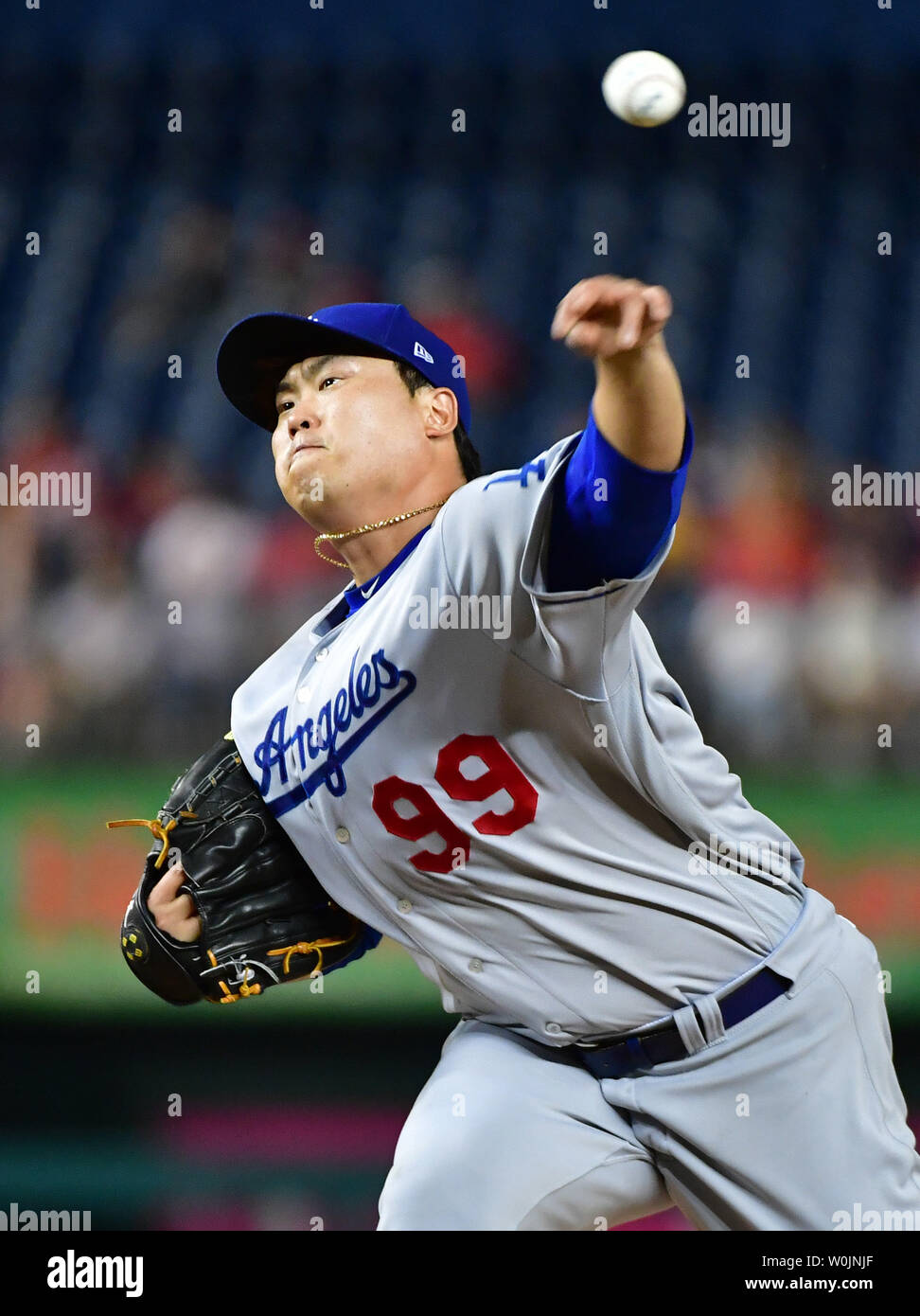 Los Angeles Dodgers starting pitcher Hyun-Jin Ryu (99) pitches against ...