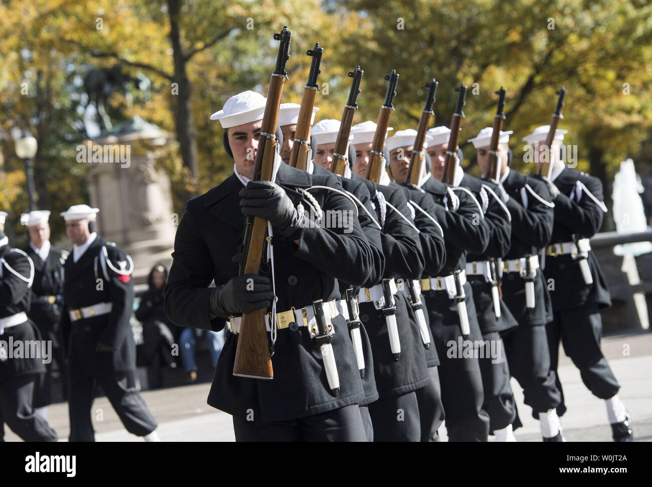 Navy honor guard hi-res stock photography and images - Alamy