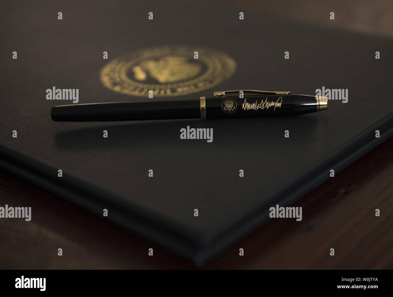 Donald trump signature hi-res stock photography and images - Alamy
