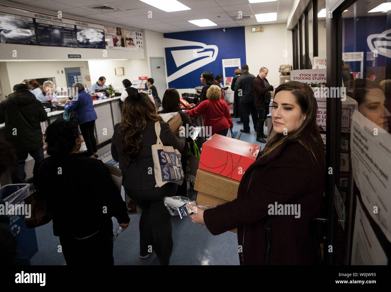 Us post office packages hi-res stock photography and images - Alamy