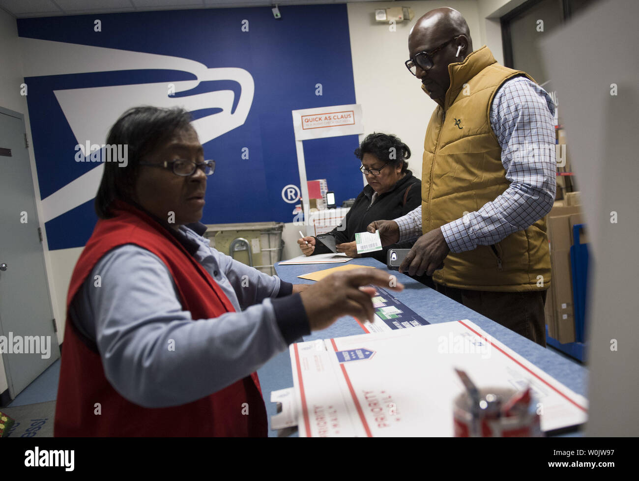 Us post office customer hi-res stock photography and images - Alamy