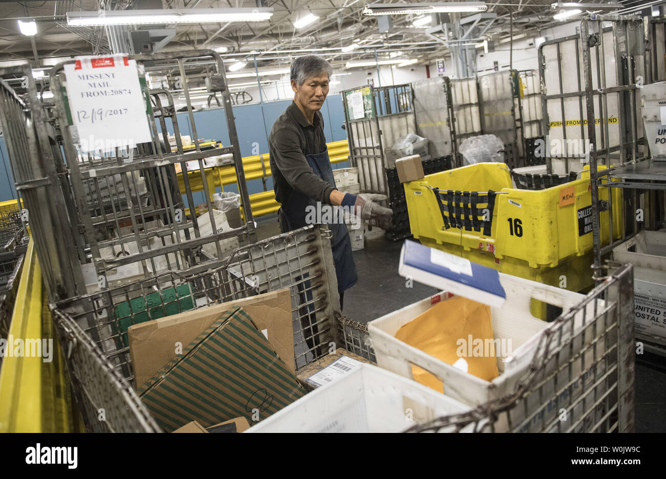 Usps processing and distribution center hi-res stock photography and ...