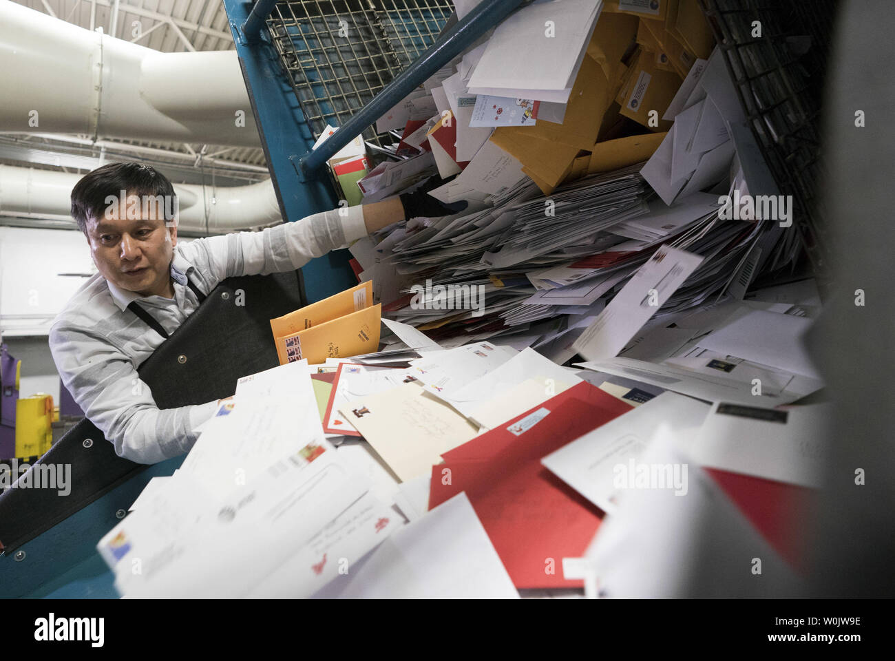Incoming mail hi-res stock photography and images - Alamy