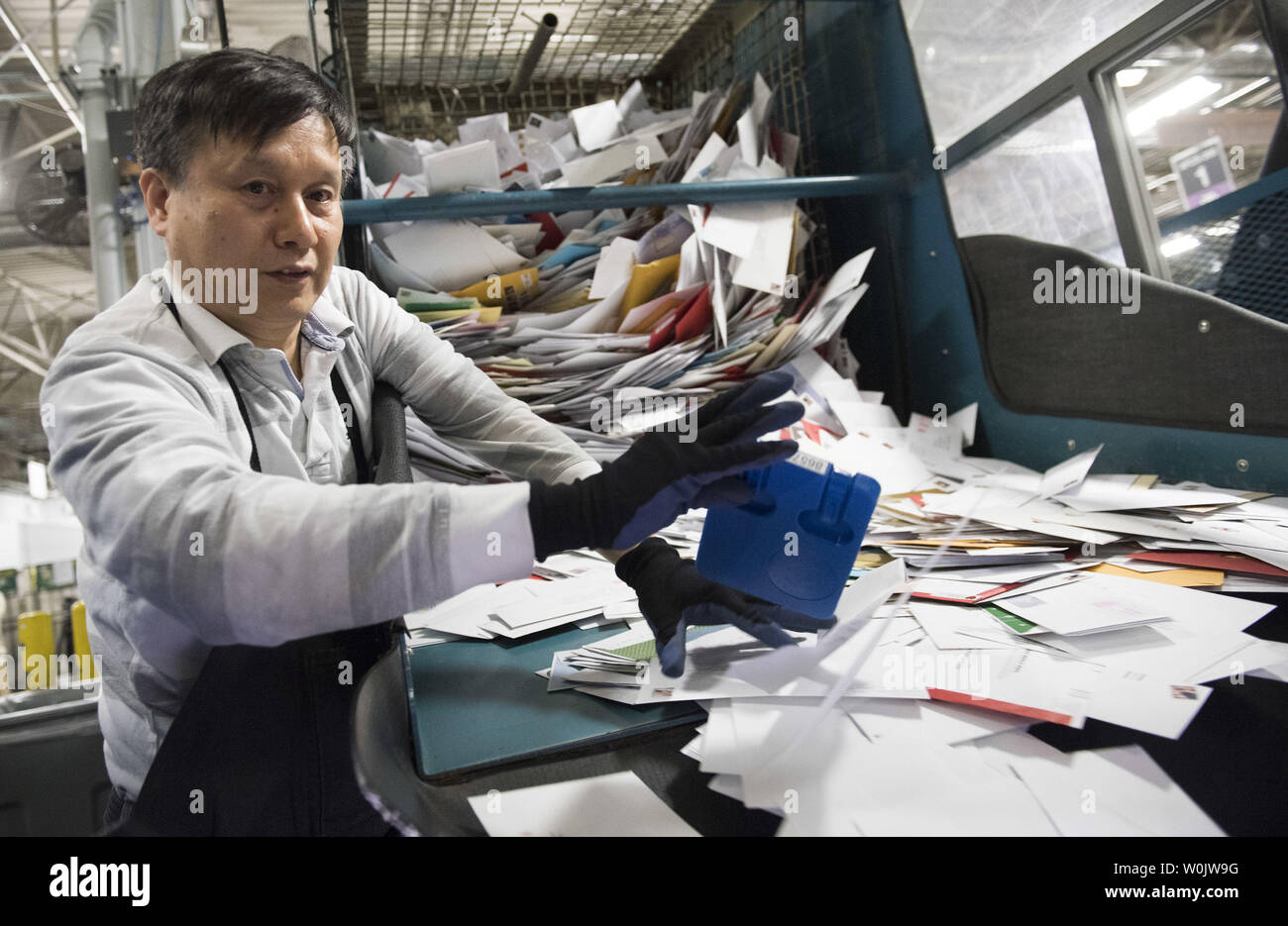 Incoming mail hi-res stock photography and images - Alamy