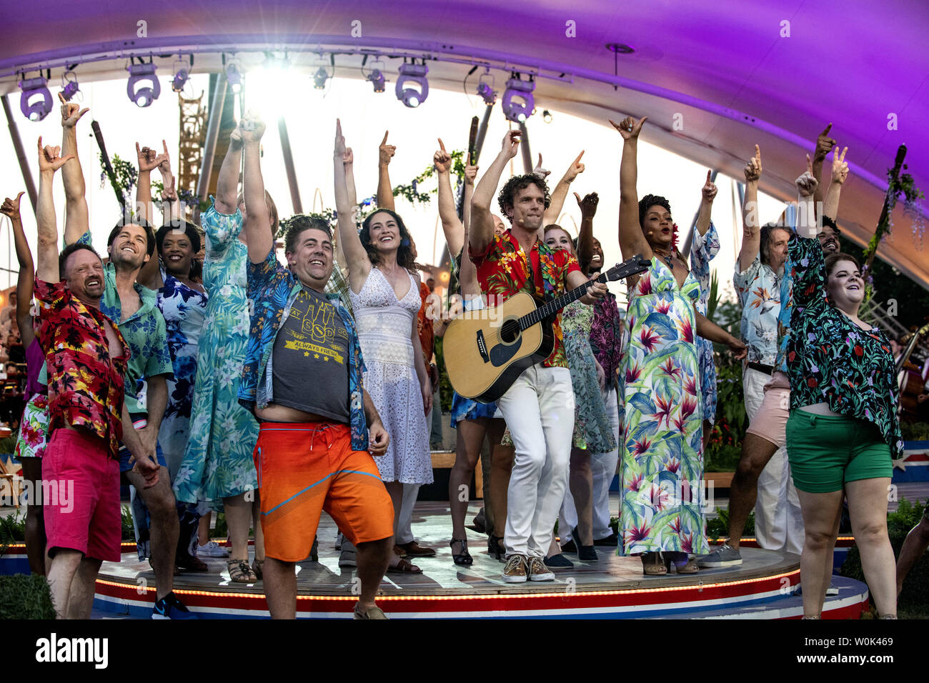 The Broadway Cast of "Escape to Margaritaville" sing Jimmy Buffett ...