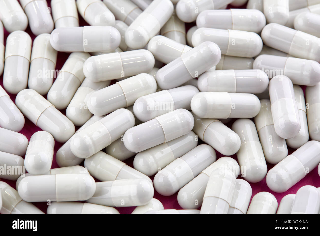 Close-up photo of many white capsules. Medicine Stock Photo - Alamy