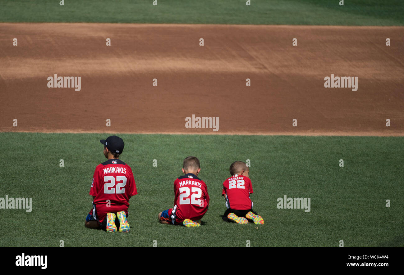 Atlanta Braves' Nick Markakis's children sit on the field prior to the ...