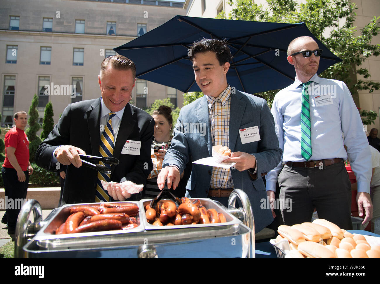 Congressional staffers take hot dogs at the Congressional Hot Dog Lunch ...