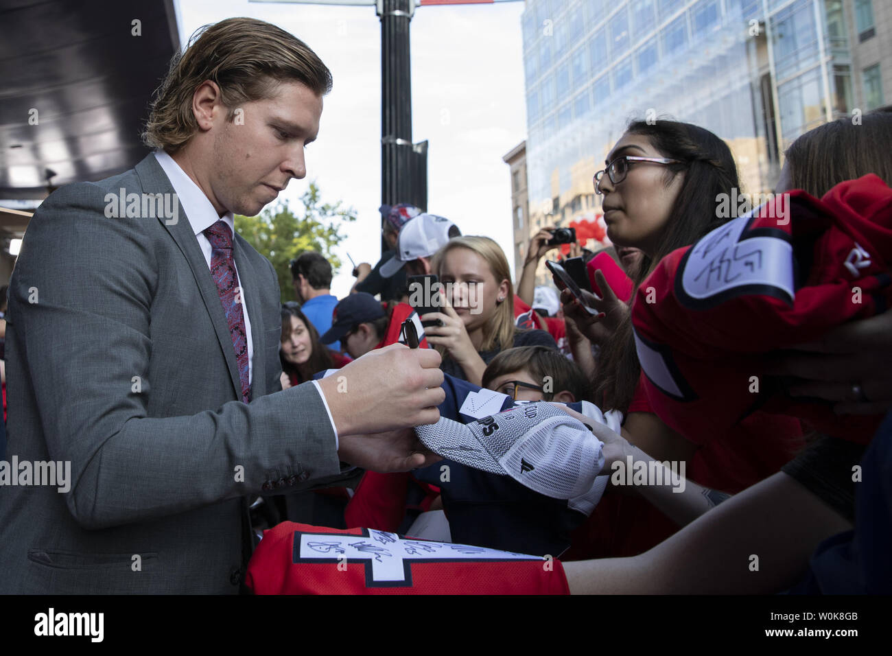 Washington Capitals center Nicklas Backstrom (19) signs autographs as ...