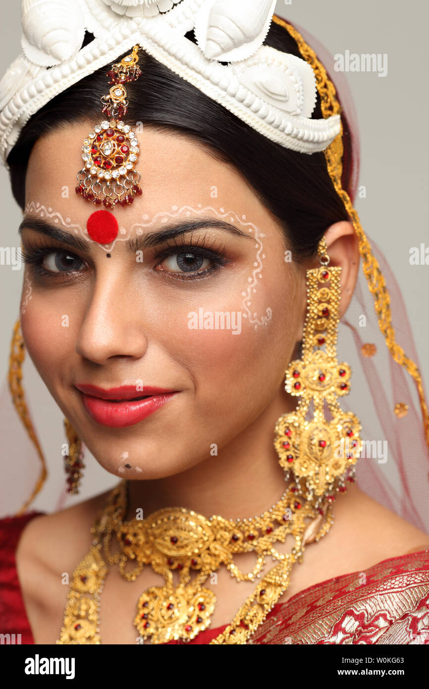 Portrait of an Indian bride Stock Photo - Alamy