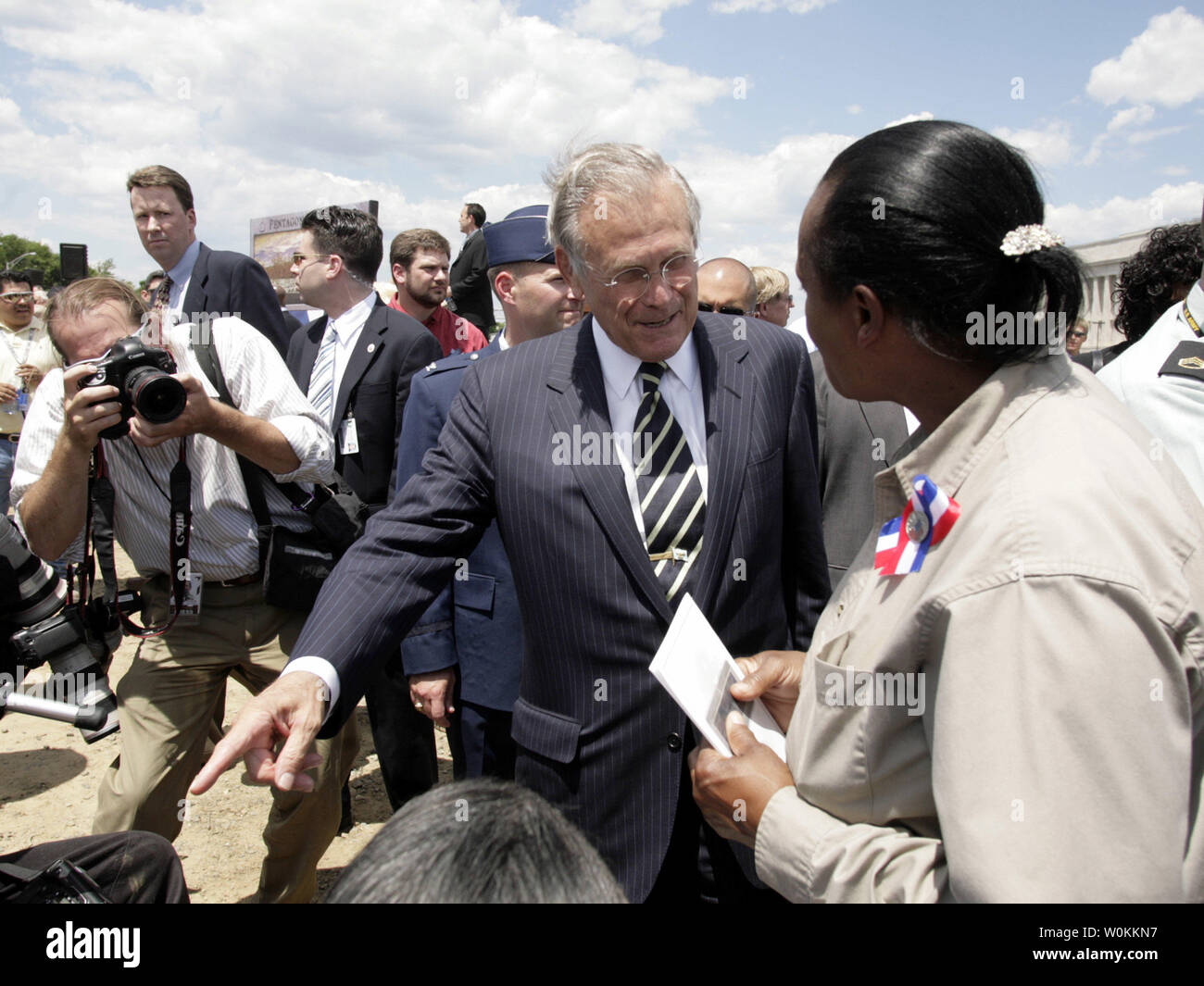 U.S. Defense Secretary Donald H. Rumsfeld (C) speaks with talks with ...