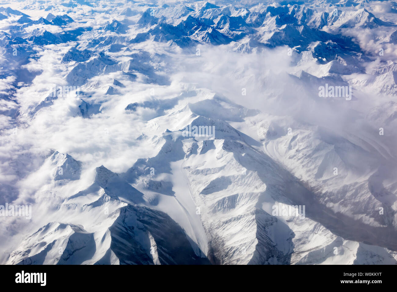 The Chengdu flight to Lhasa, Tibet passes through Nianqing Tangula ...