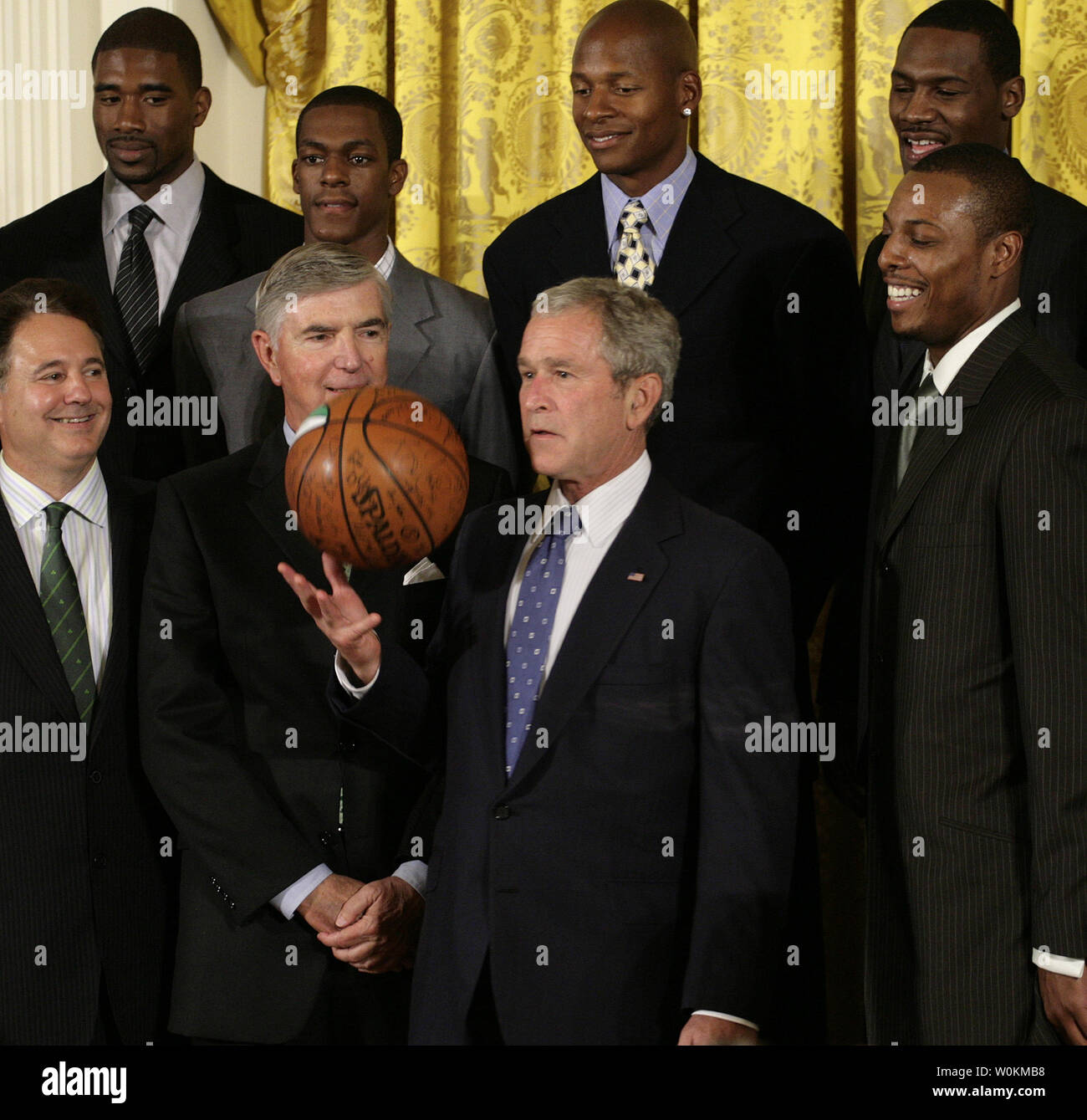 Basketball plays w hi-res stock photography and images - Alamy