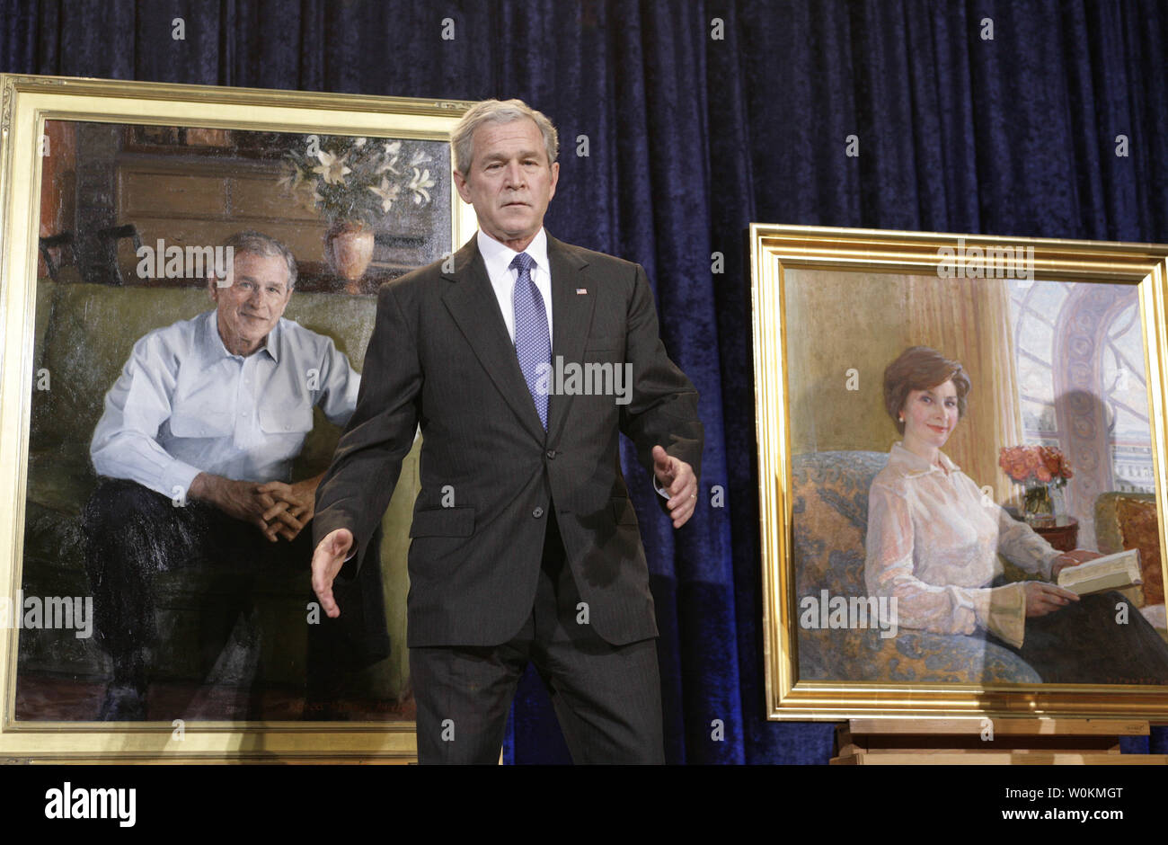 First lady laura bush gestures hi-res stock photography and images - Alamy
