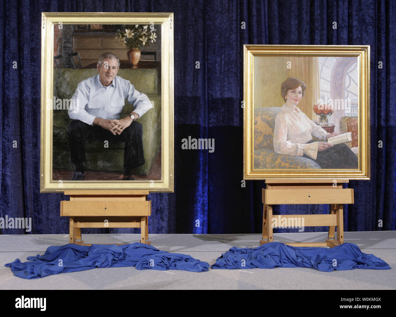The portraits of U.S. President George W. Bush and first lady Laura ...