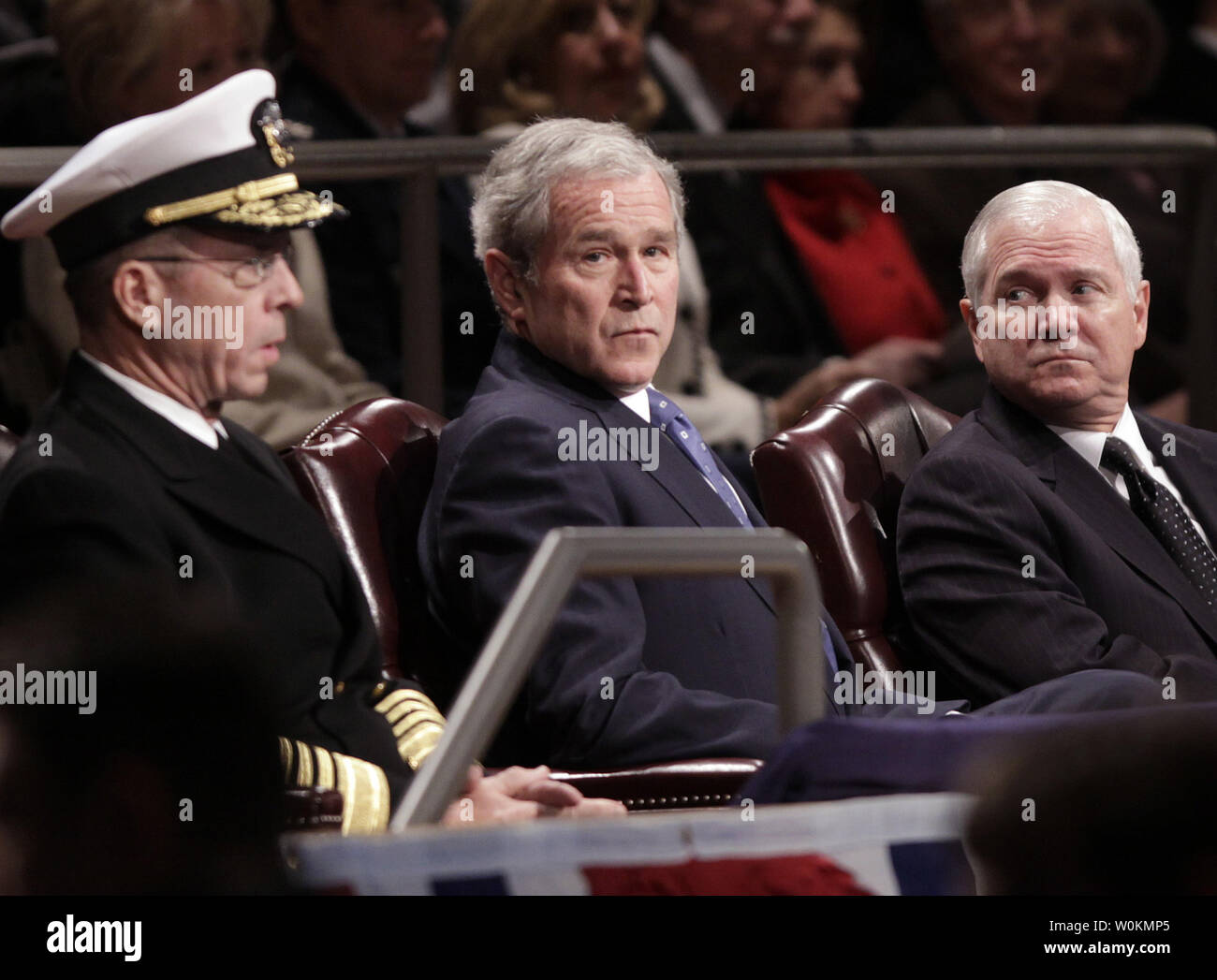 U.S. President George W. Bush (C) with Defense Secretary Robert Gates ...