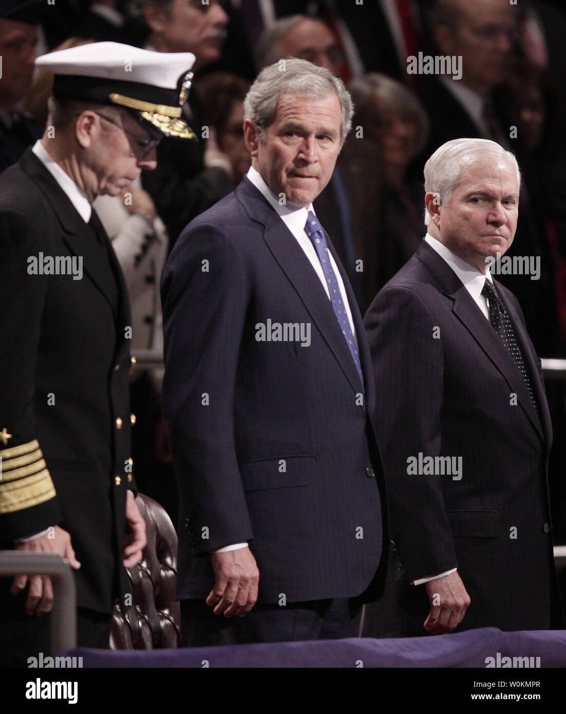 U.S. President George W. Bush (C) with Defense Secretary Robert Gates ...