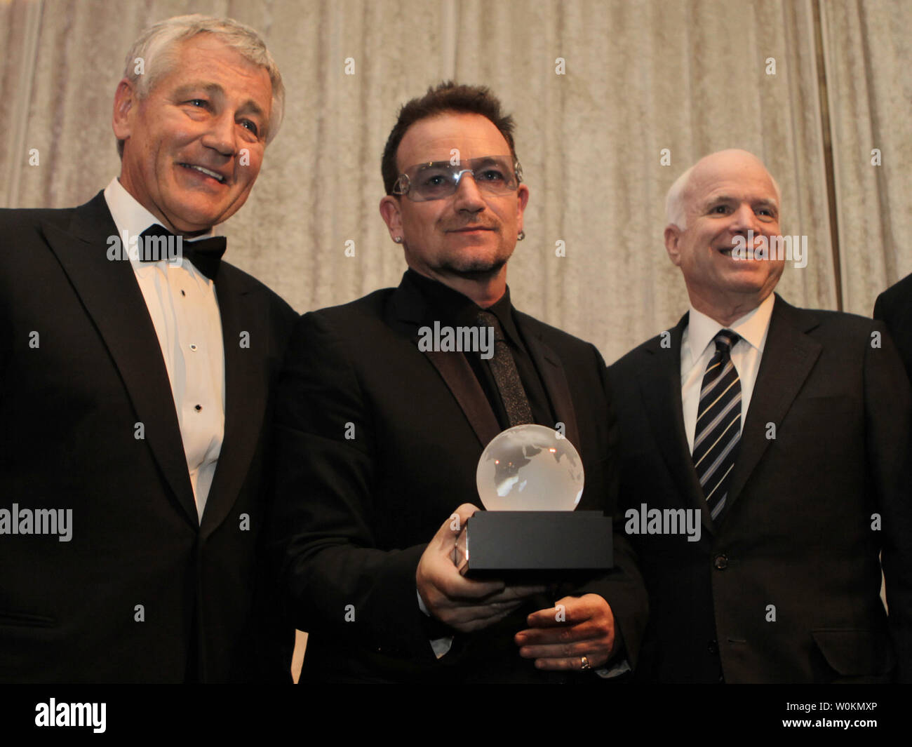 Lead singer u2 bono holds hi-res stock photography and images - Alamy