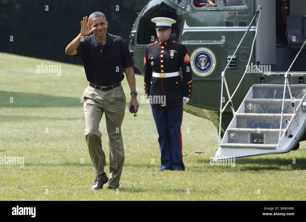 U.S. President Barack Obama waves as he walks on the South Lawn of the ...