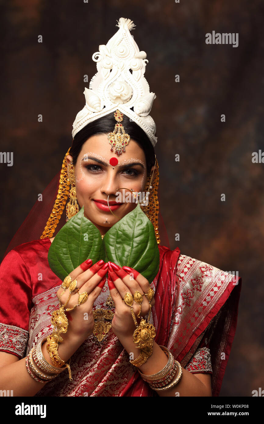 Indian bride performing traditional ritual Stock Photo - Alamy
