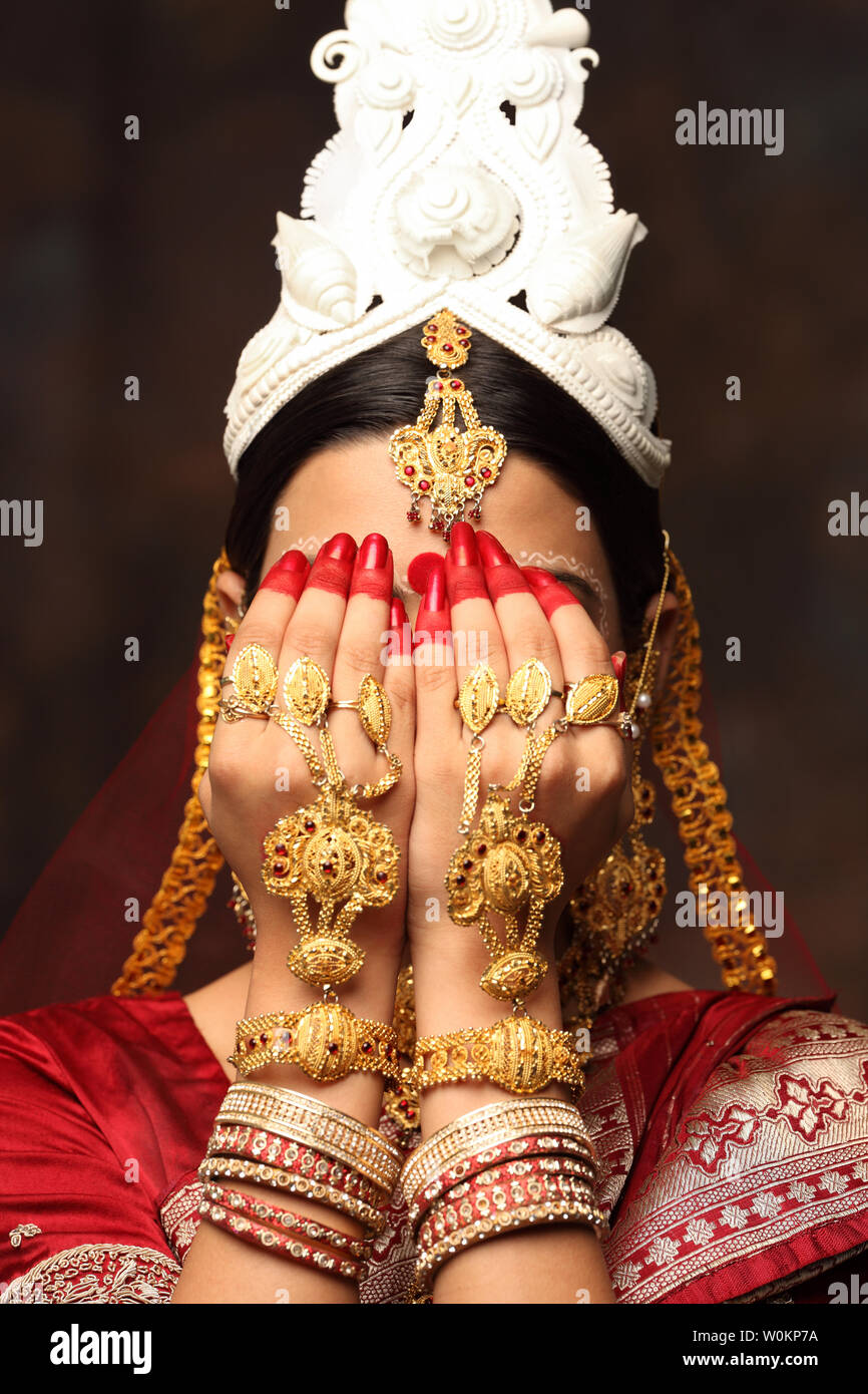 Close up of an Indian bride covering her face Stock Photo - Alamy