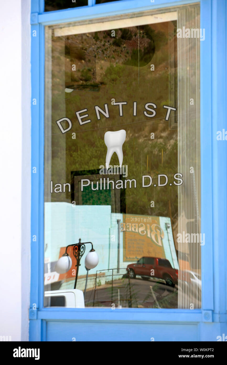 Dental clinic advertisement hi-res stock photography and images - Alamy